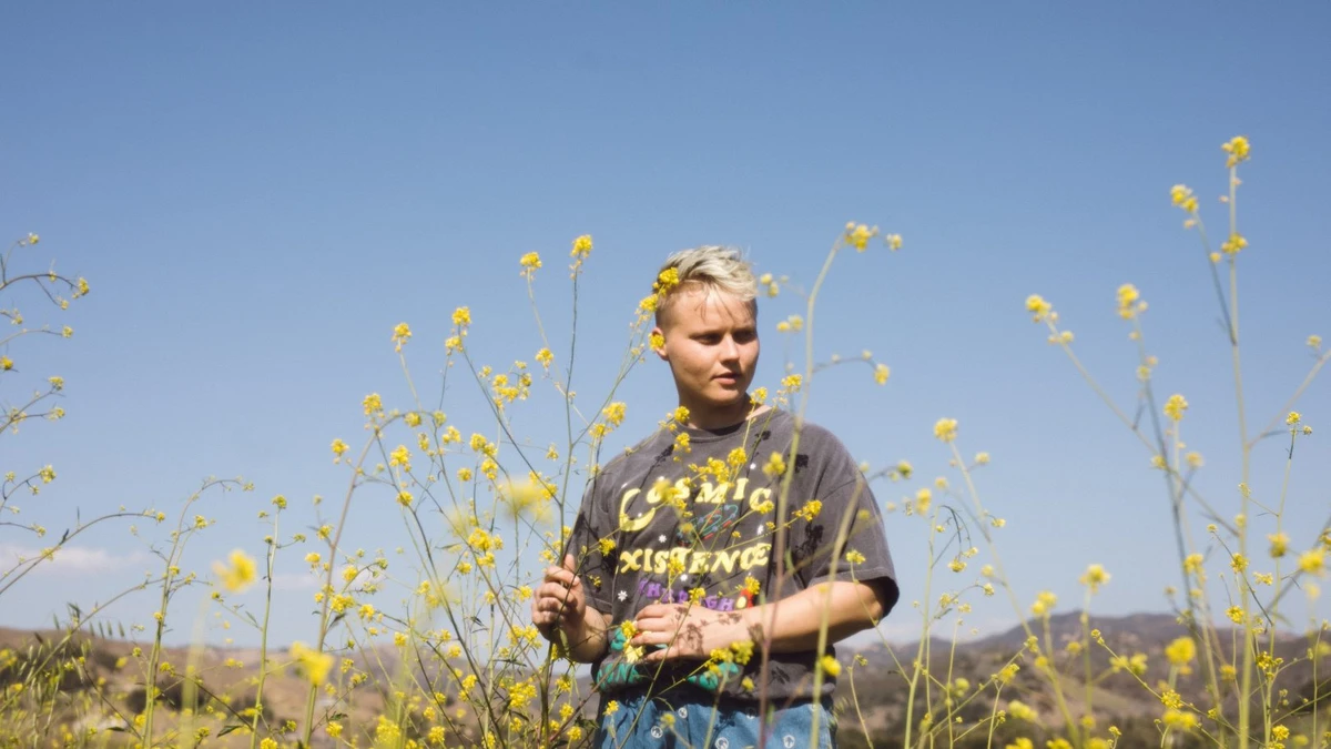 Miki Ratsula debuts with honest and beautifully intimate queer album ...